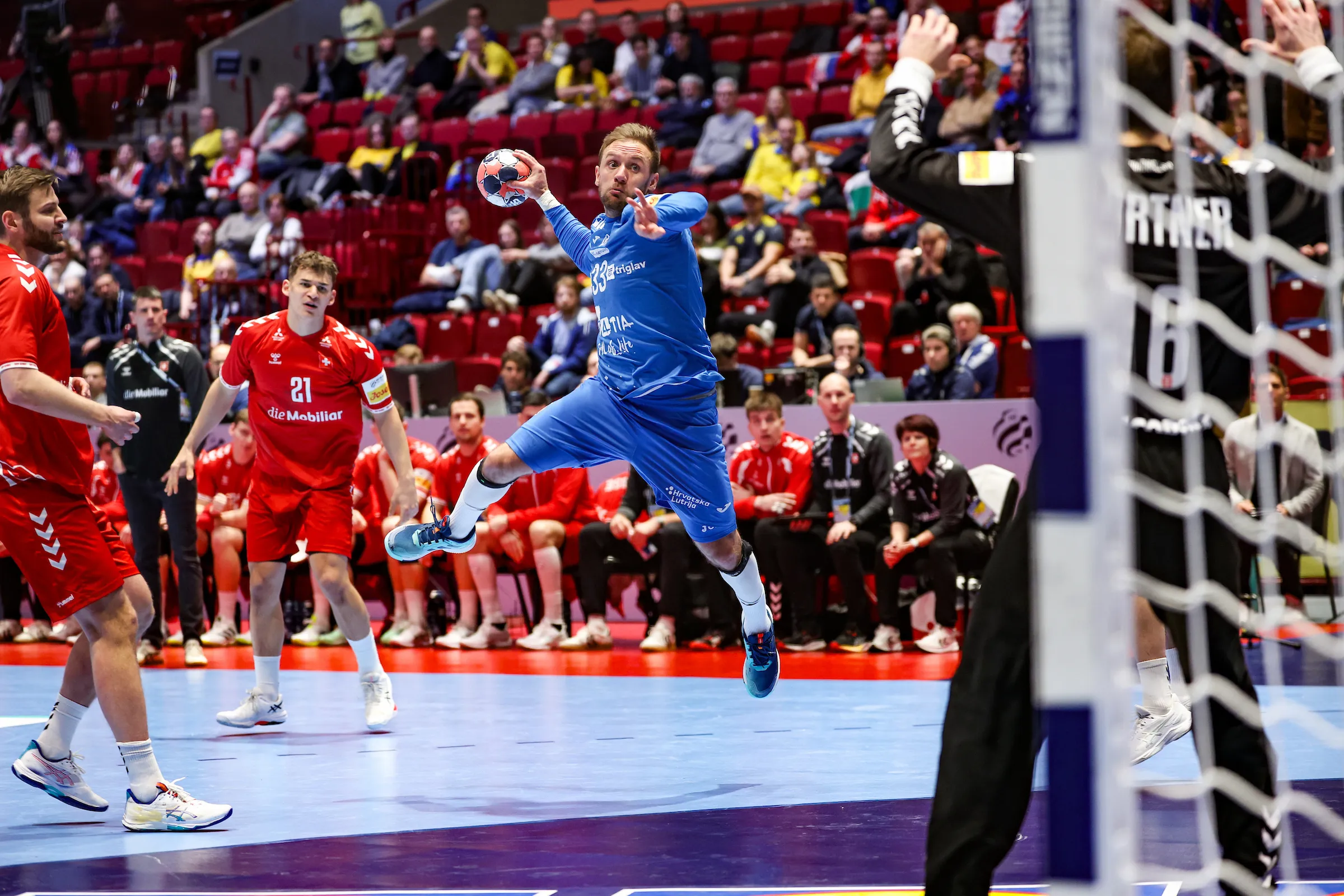 Croatia heat up EHF EURO semi-final race with second main round win